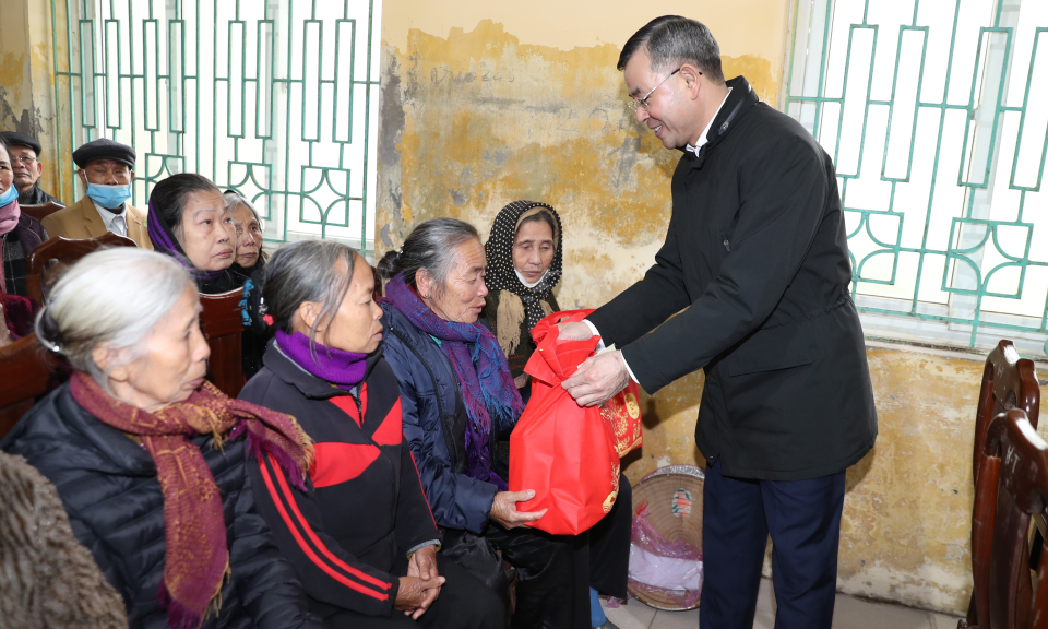 Tổng Kiểm toán Nhà nước Ngô Văn Tuấn trao quà Tết tặng hộ nghèo, công ...