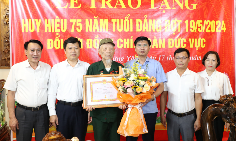 Đồng chí Phó Bí thư Thường trực Tỉnh ủy, Chủ tịch HĐND tỉnh Trần Quốc Toản trao Huy hiệu 75 năm ...