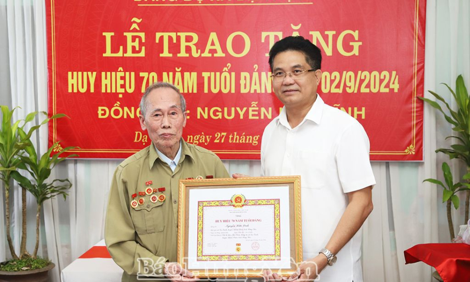 Trao Huy hiệu Đảng đợt 2/9 tặng các đảng viên ở huyện Khoái Châu và ...