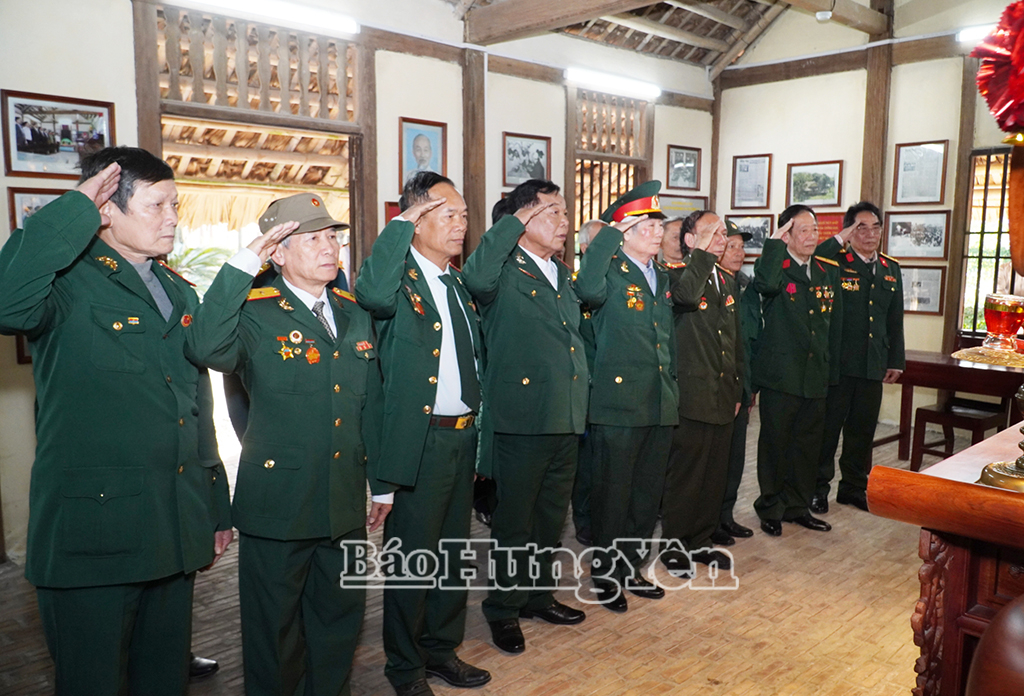 Dâng hương tưởng niệm Chủ tịch Hồ Chí Minh, Tổng Bí thư Nguyễn Văn Linh và tri ân các anh hùng ...