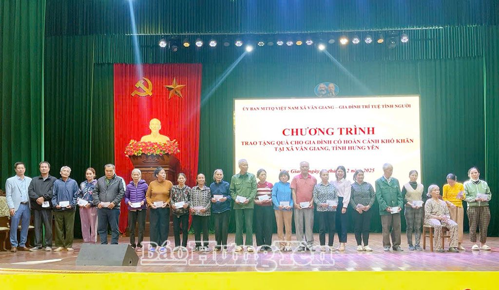 Xã Văn Giang: Trao 100 suất quà tặng hộ dân có hoàn cảnh khó khăn - Báo ...
